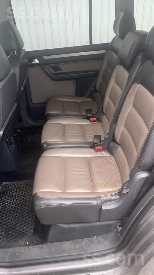 Grey Volkswagen Touran 2009 in Riga, with an engine capacity of 1.90 L and mileage of 248 thousand km for 2500 €, photo 3 on AUTOMOTO.COM.LV