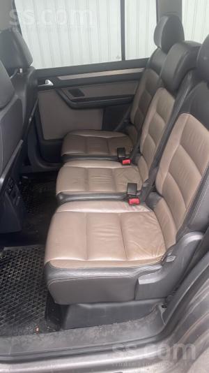 Grey Volkswagen Touran 2009 in Riga, with an engine capacity of 1.90 L and mileage of 248 thousand km for 2500 €, photo 4 on AUTOMOTO.COM.LV