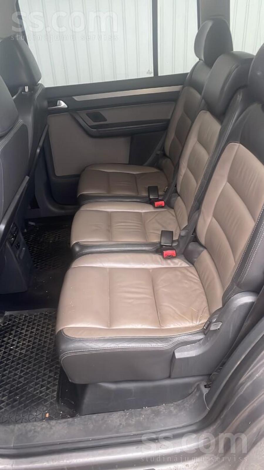 Grey Volkswagen Touran 2009 in Riga, with an engine capacity of 1.90 L and mileage of 248 thousand km for 2500 €, photo 4 on AUTOMOTO.COM.LV