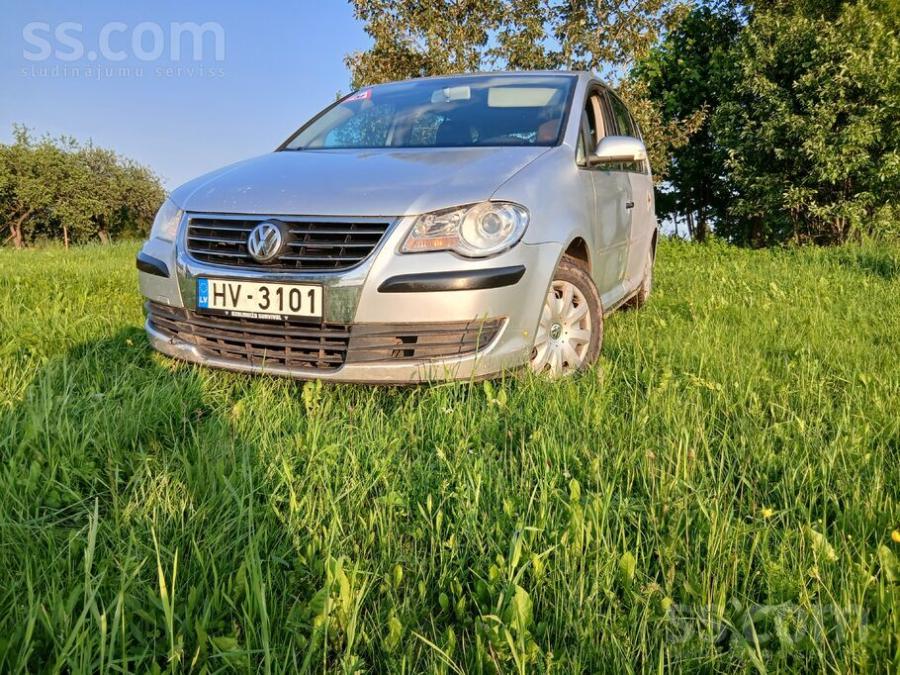Pelēks Volkswagen Touran 2009 Rēzekne, ar dzinēja tilpumu 1.90 L un nobraukumu 380 tūkst. km par 1150 €, foto 1 vietnē AUTOMOTO.COM.LV