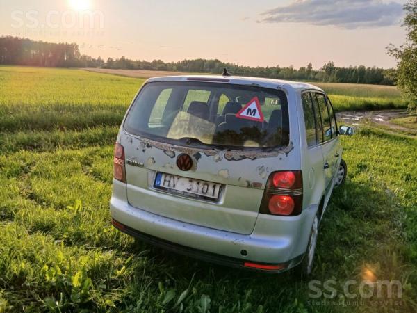 Pelēks Volkswagen Touran 2009 Rēzekne, ar dzinēja tilpumu 1.90 L un nobraukumu 380 tūkst. km par 1150 €, foto 2 vietnē AUTOMOTO.COM.LV