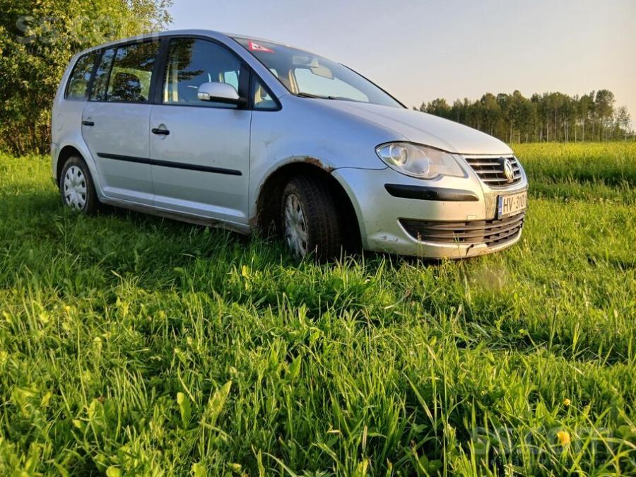 Pelēks Volkswagen Touran 2009 Rēzekne, ar dzinēja tilpumu 1.90 L un nobraukumu 380 tūkst. km par 1150 €, foto 3 vietnē AUTOMOTO.COM.LV