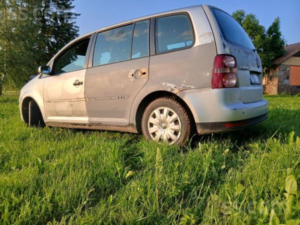 Pelēks Volkswagen Touran 2009 Rēzekne, ar dzinēja tilpumu 1.90 L un nobraukumu 380 tūkst. km par 1150 €, foto 4 vietnē AUTOMOTO.COM.LV