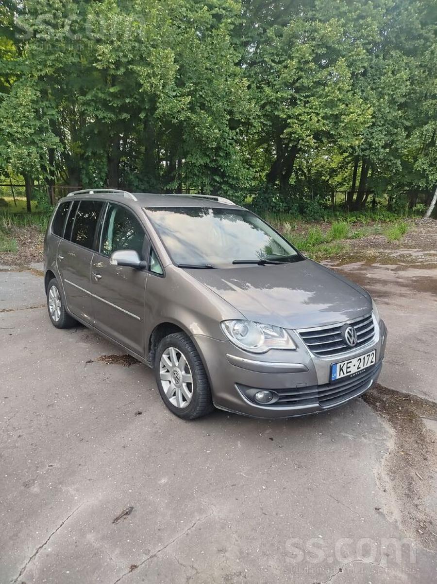 Pelēks Volkswagen Touran 2009 Jelgava, ar dzinēja tilpumu 2.00 L un nobraukumu 332 tūkst. km par 3500 €, foto 1 vietnē AUTOMOTO.COM.LV