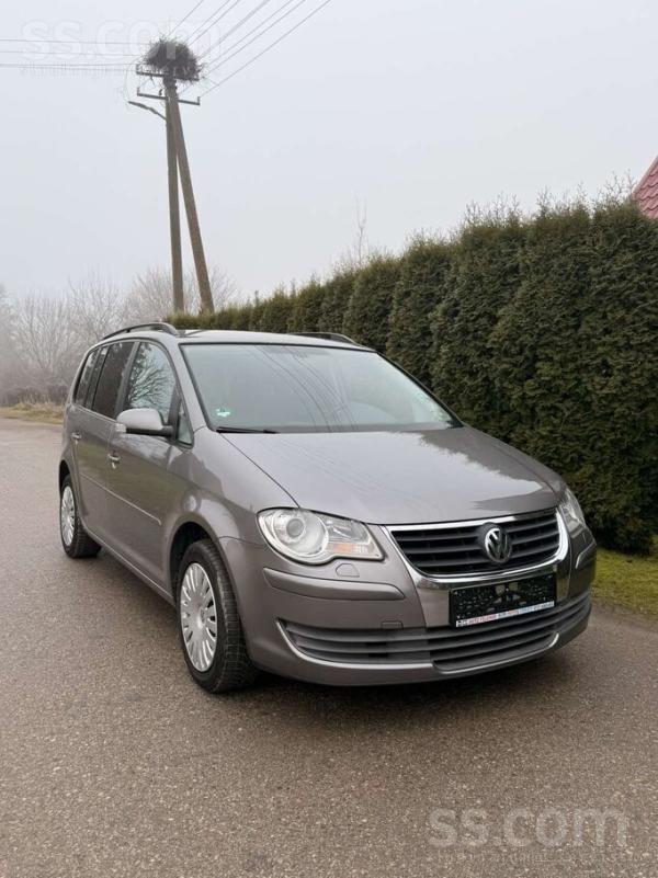 Grey Volkswagen Touran 2009 in Ludza, with an engine capacity of 1.90 L and mileage of 280 thousand km for 4350 €, photo 3 on AUTOMOTO.COM.LV