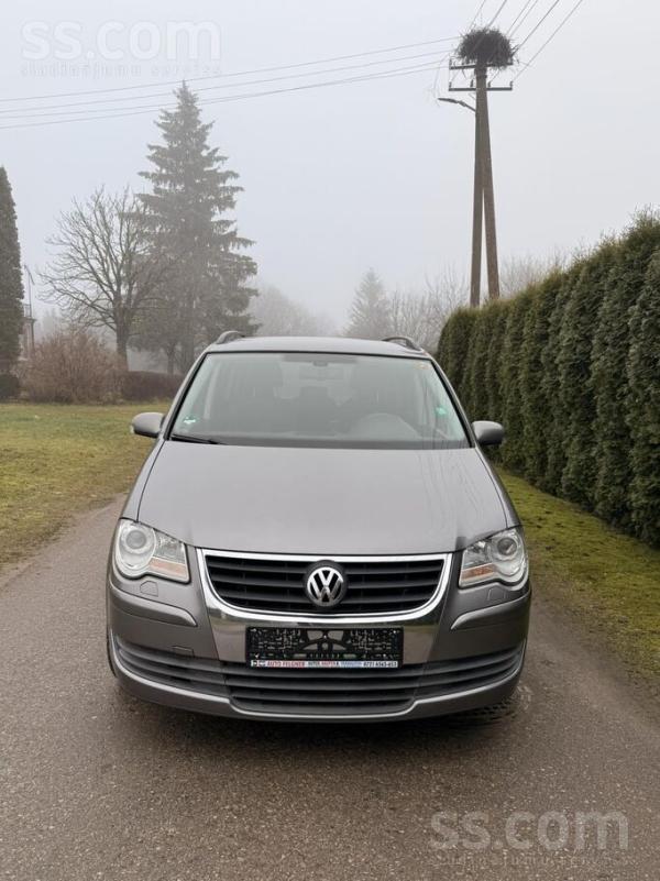 Grey Volkswagen Touran 2009 in Ludza, with an engine capacity of 1.90 L and mileage of 280 thousand km for 4350 €, photo 5 on AUTOMOTO.COM.LV