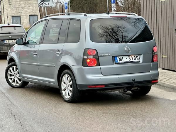 Grey Volkswagen Touran 2009 in Jelgava, with an engine capacity of 1.90 L and mileage of 339 thousand km for 2850 €, photo 2 on AUTOMOTO.COM.LV