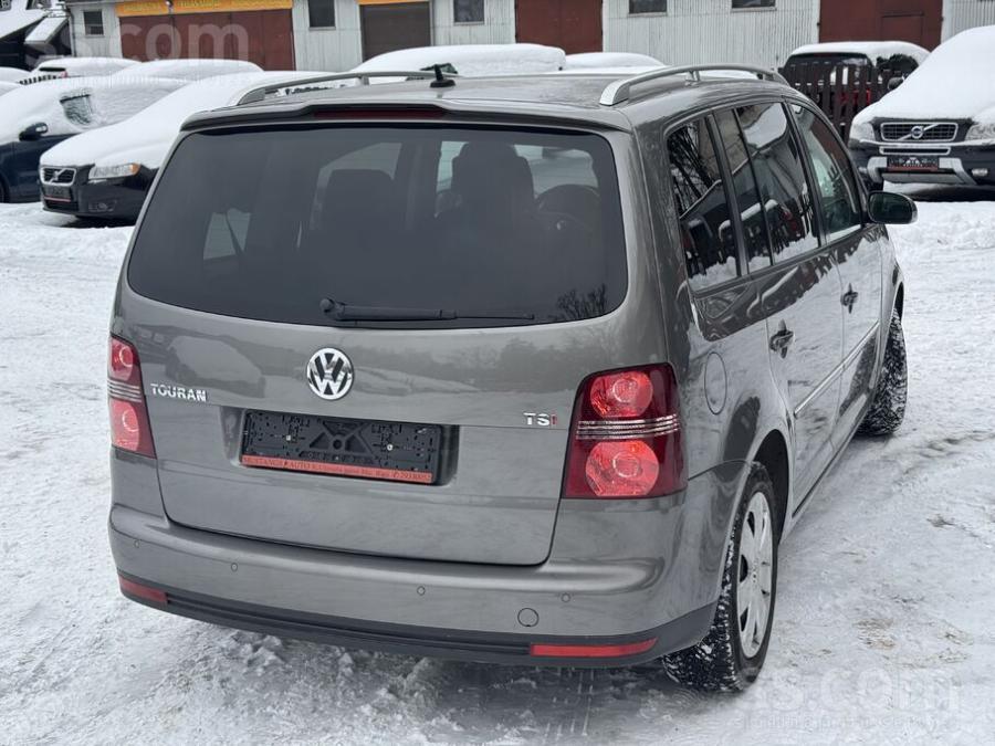 Grey Volkswagen Touran 2009 in Riga, with an engine capacity of 1.40 L and mileage of 168 thousand km for 4750 €, photo 4 on AUTOMOTO.COM.LV