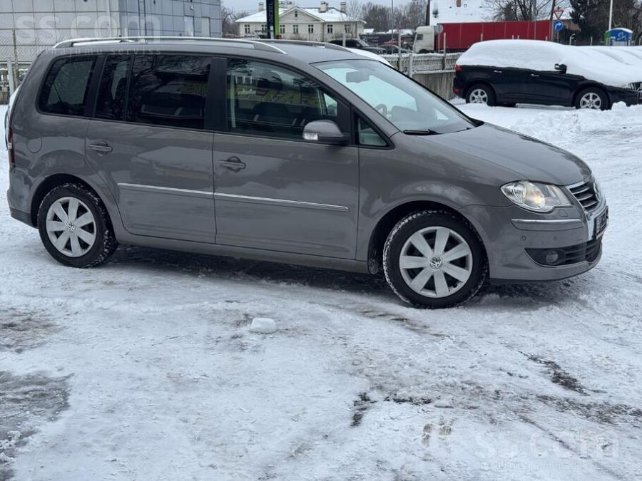 Grey Volkswagen Touran 2009 in Riga, with an engine capacity of 1.40 L and mileage of 168 thousand km for 4750 €, photo 7 on AUTOMOTO.COM.LV