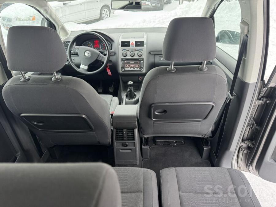 Grey Volkswagen Touran 2009 in Riga, with an engine capacity of 1.40 L and mileage of 168 thousand km for 4750 €, photo 16 on AUTOMOTO.COM.LV