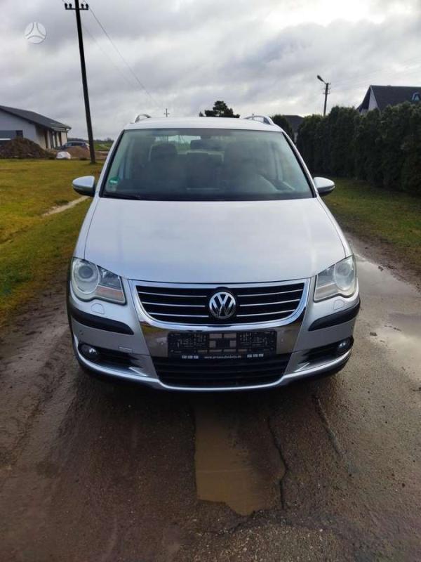 Pelēks Volkswagen Touran 2009 Vilkaviškis, ar dzinēja tilpumu 1.90 L un nobraukumu 293 tūkst. km par 3999 €, foto 2 vietnē AUTOMOTO.COM.LV