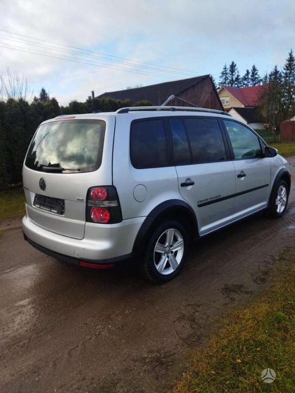 Pelēks Volkswagen Touran 2009 Vilkaviškis, ar dzinēja tilpumu 1.90 L un nobraukumu 293 tūkst. km par 3999 €, foto 4 vietnē AUTOMOTO.COM.LV