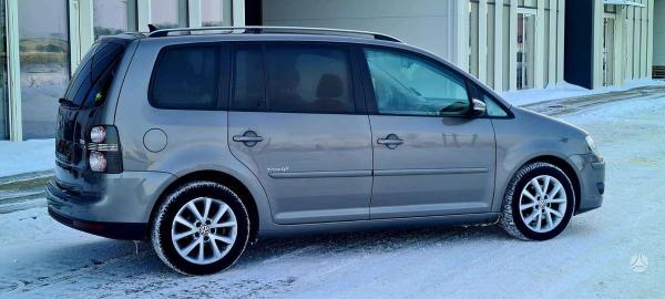 Pelēks Volkswagen Touran 2009 Viļņa, ar dzinēja tilpumu 1.90 L un nobraukumu 240 tūkst. km par 4850 €, foto 4 vietnē AUTOMOTO.COM.LV