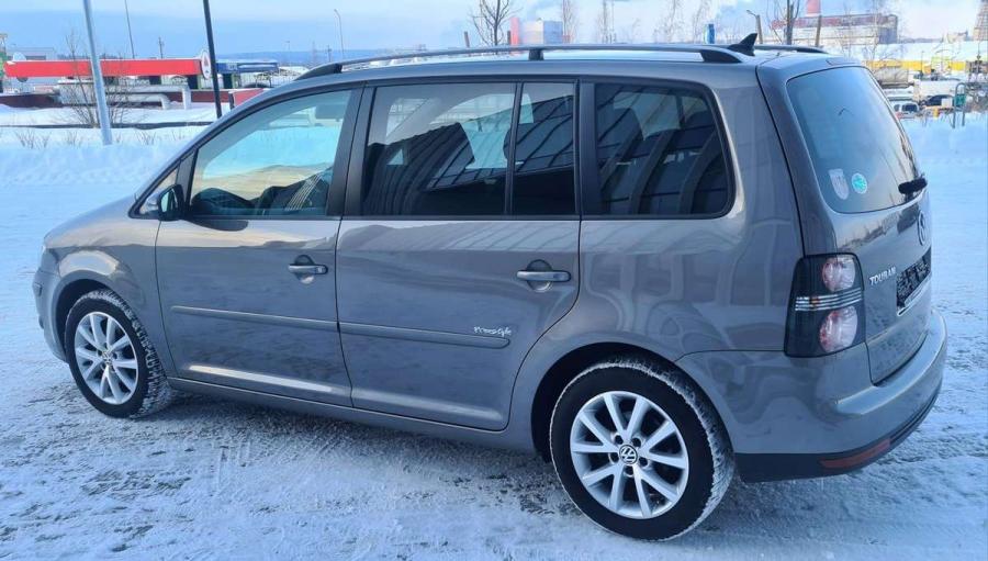 Pelēks Volkswagen Touran 2009 Viļņa, ar dzinēja tilpumu 1.90 L un nobraukumu 240 tūkst. km par 4850 €, foto 5 vietnē AUTOMOTO.COM.LV