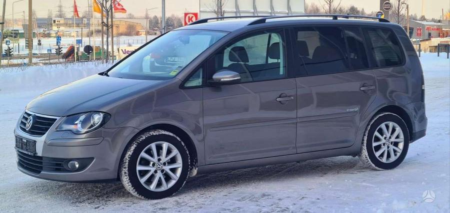 Pelēks Volkswagen Touran 2009 Viļņa, ar dzinēja tilpumu 1.90 L un nobraukumu 240 tūkst. km par 4850 €, foto 6 vietnē AUTOMOTO.COM.LV