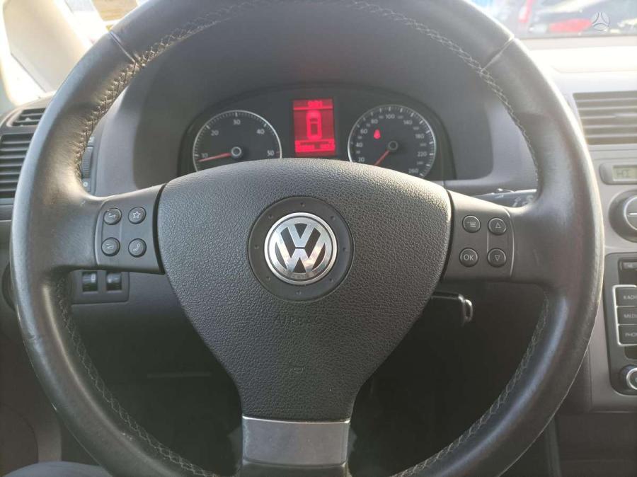 Pelēks Volkswagen Touran 2009 Viļņa, ar dzinēja tilpumu 1.90 L un nobraukumu 240 tūkst. km par 4850 €, foto 15 vietnē AUTOMOTO.COM.LV