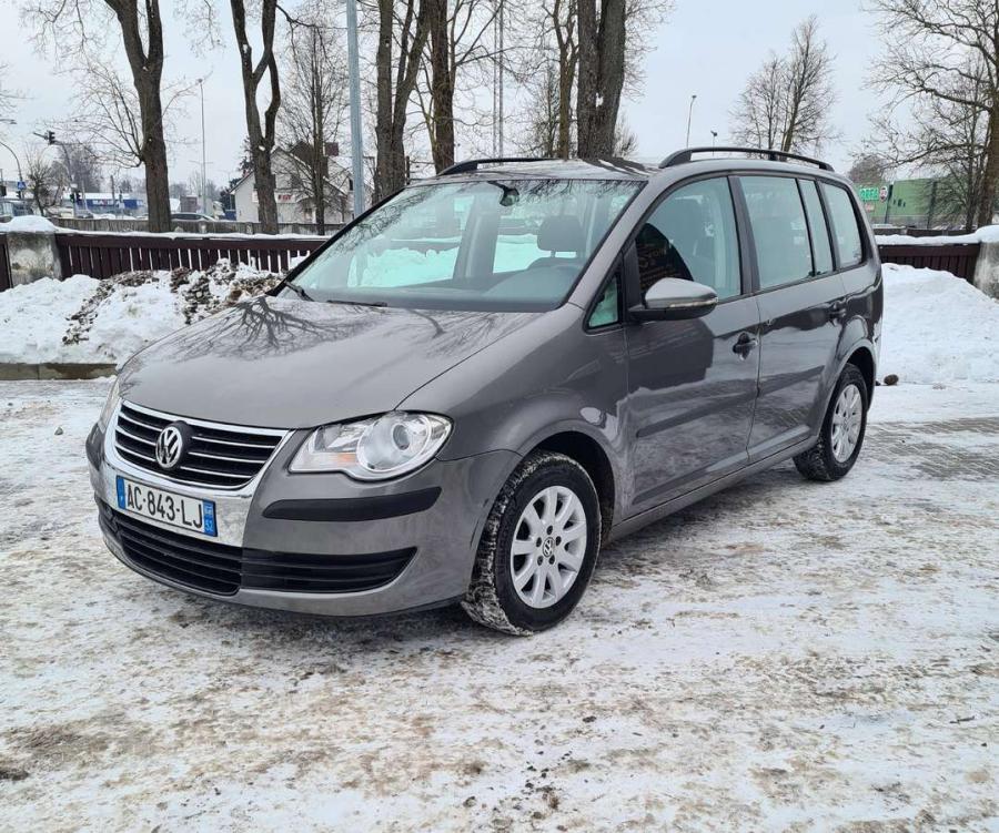 Pelēks Volkswagen Touran 2009 Tauragė, ar dzinēja tilpumu 1.90 L un nobraukumu 268 tūkst. km par 2700 €, foto 1 vietnē AUTOMOTO.COM.LV