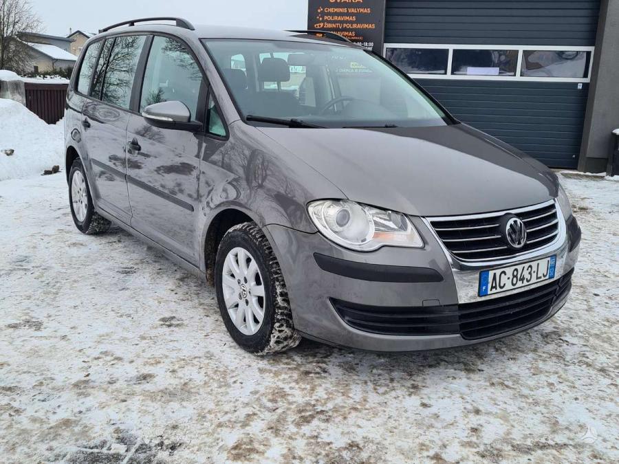 Pelēks Volkswagen Touran 2009 Tauragė, ar dzinēja tilpumu 1.90 L un nobraukumu 268 tūkst. km par 2700 €, foto 2 vietnē AUTOMOTO.COM.LV