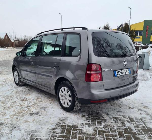 Grey Volkswagen Touran 2009 in Taurage, with an engine capacity of 1.90 L and mileage of 268 thousand km for 2700 €, photo 3 on AUTOMOTO.COM.LV