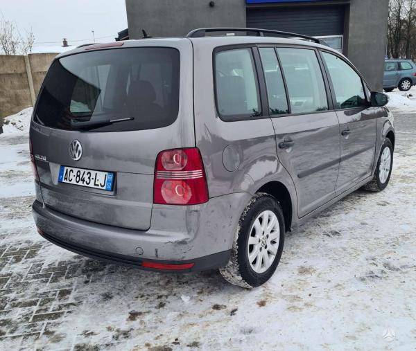 Grey Volkswagen Touran 2009 in Taurage, with an engine capacity of 1.90 L and mileage of 268 thousand km for 2700 €, photo 4 on AUTOMOTO.COM.LV