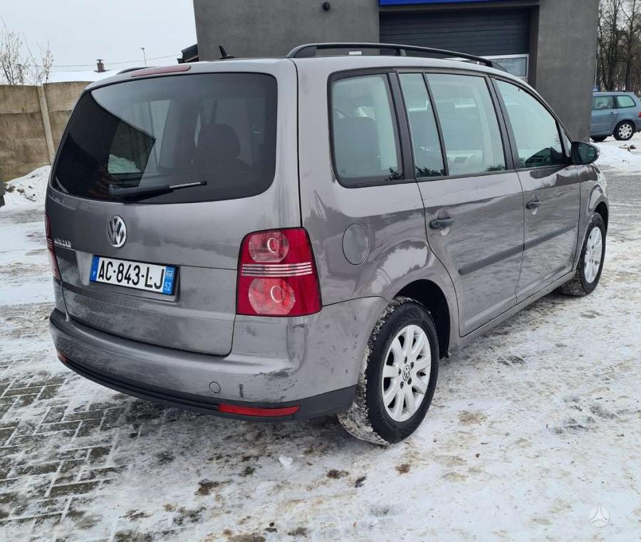 Pelēks Volkswagen Touran 2009 Tauragė, ar dzinēja tilpumu 1.90 L un nobraukumu 268 tūkst. km par 2700 €, foto 4 vietnē AUTOMOTO.COM.LV