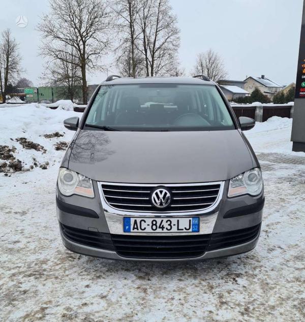 Grey Volkswagen Touran 2009 in Taurage, with an engine capacity of 1.90 L and mileage of 268 thousand km for 2700 €, photo 5 on AUTOMOTO.COM.LV