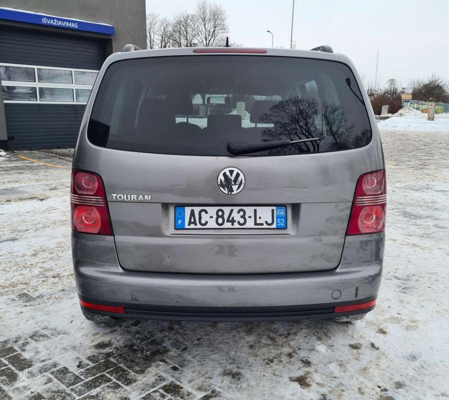 Pelēks Volkswagen Touran 2009 Tauragė, ar dzinēja tilpumu 1.90 L un nobraukumu 268 tūkst. km par 2700 €, foto 6 vietnē AUTOMOTO.COM.LV