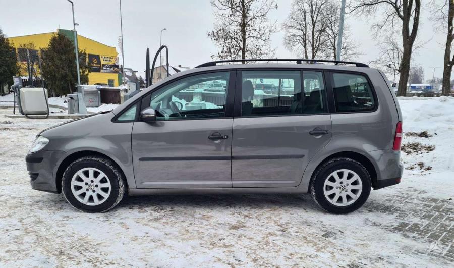 Pelēks Volkswagen Touran 2009 Tauragė, ar dzinēja tilpumu 1.90 L un nobraukumu 268 tūkst. km par 2700 €, foto 7 vietnē AUTOMOTO.COM.LV