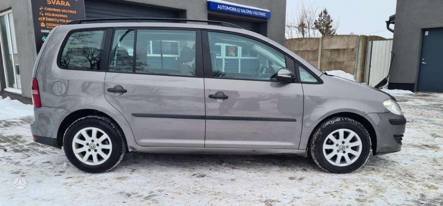 Pelēks Volkswagen Touran 2009 Tauragė, ar dzinēja tilpumu 1.90 L un nobraukumu 268 tūkst. km par 2700 €, foto 8 vietnē AUTOMOTO.COM.LV