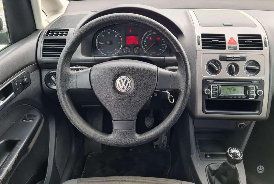 Pelēks Volkswagen Touran 2009 Tauragė, ar dzinēja tilpumu 1.90 L un nobraukumu 268 tūkst. km par 2700 €, foto 11 vietnē AUTOMOTO.COM.LV