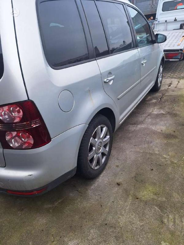 Pelēks Volkswagen Touran 2009 Jurbarkas, ar dzinēja tilpumu 1.90 L un nobraukumu 200 tūkst. km par 3999 €, foto 6 vietnē AUTOMOTO.COM.LV
