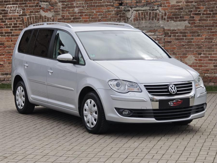 Pelēks Volkswagen Touran 2009 Viļņa, ar dzinēja tilpumu 1.40 L un nobraukumu 139 tūkst. km par 4100 €, foto 1 vietnē AUTOMOTO.COM.LV