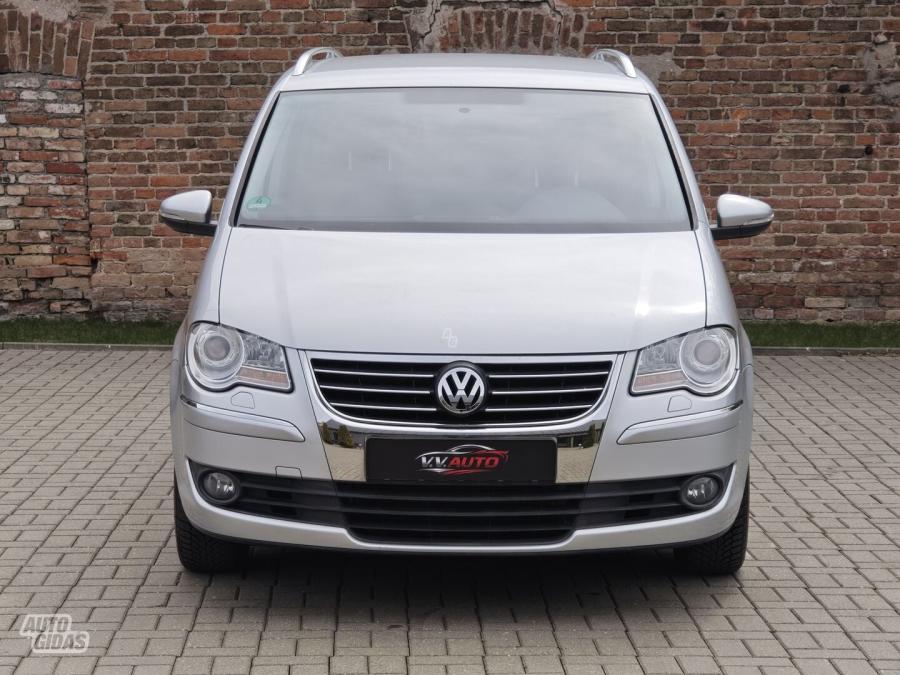 Pelēks Volkswagen Touran 2009 Viļņa, ar dzinēja tilpumu 1.40 L un nobraukumu 139 tūkst. km par 4100 €, foto 4 vietnē AUTOMOTO.COM.LV