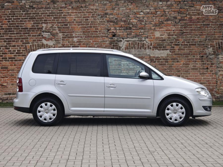 Pelēks Volkswagen Touran 2009 Viļņa, ar dzinēja tilpumu 1.40 L un nobraukumu 139 tūkst. km par 4100 €, foto 6 vietnē AUTOMOTO.COM.LV