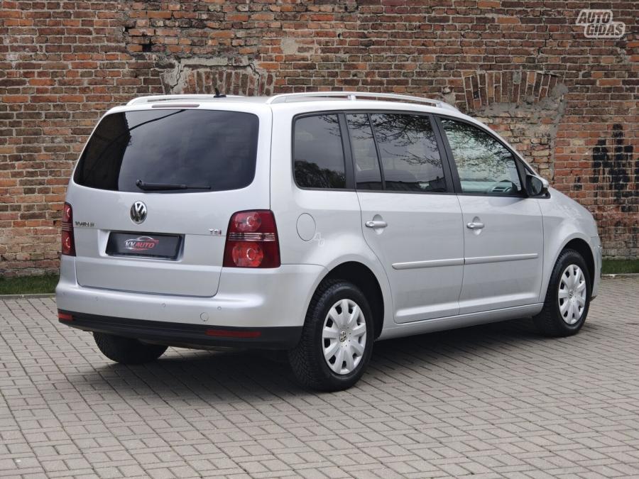 Pelēks Volkswagen Touran 2009 Viļņa, ar dzinēja tilpumu 1.40 L un nobraukumu 139 tūkst. km par 4100 €, foto 7 vietnē AUTOMOTO.COM.LV