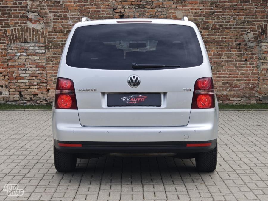 Pelēks Volkswagen Touran 2009 Viļņa, ar dzinēja tilpumu 1.40 L un nobraukumu 139 tūkst. km par 4100 €, foto 8 vietnē AUTOMOTO.COM.LV