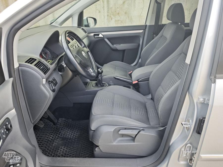 Pelēks Volkswagen Touran 2009 Viļņa, ar dzinēja tilpumu 1.40 L un nobraukumu 139 tūkst. km par 4100 €, foto 13 vietnē AUTOMOTO.COM.LV