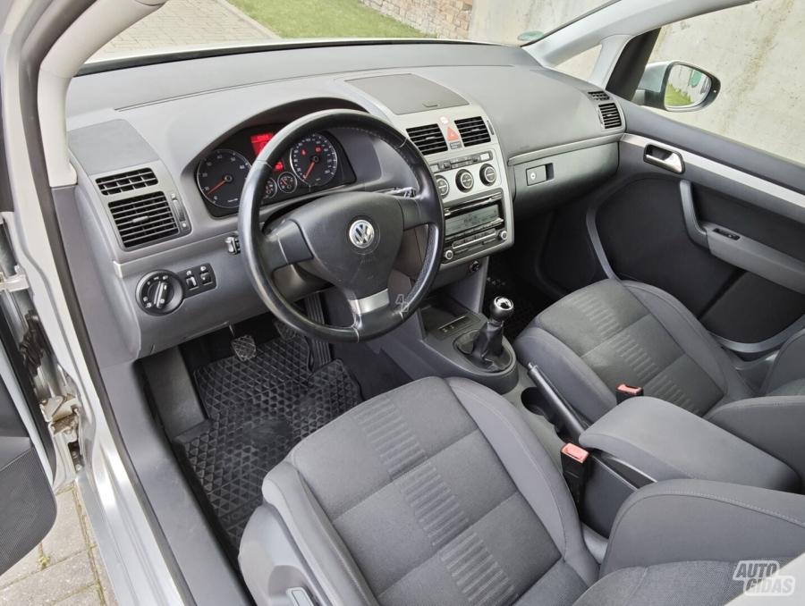 Pelēks Volkswagen Touran 2009 Viļņa, ar dzinēja tilpumu 1.40 L un nobraukumu 139 tūkst. km par 4100 €, foto 15 vietnē AUTOMOTO.COM.LV
