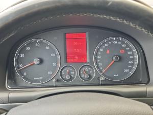 Pelēks Volkswagen Touran 2009 Viļņa, ar dzinēja tilpumu 1.40 L un nobraukumu 139 tūkst. km par 4100 €, foto 16 vietnē AUTOMOTO.COM.LV