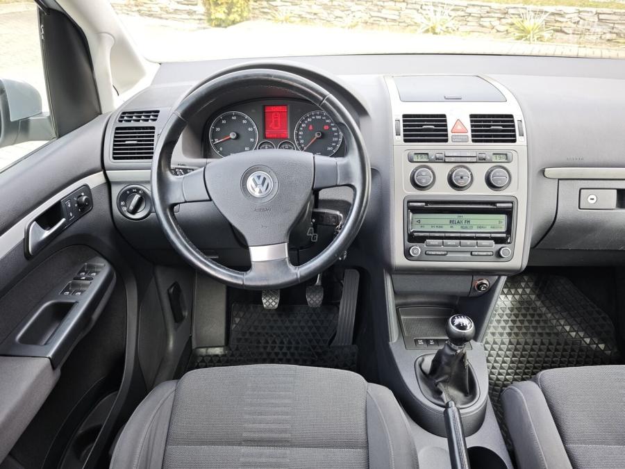 Pelēks Volkswagen Touran 2009 Viļņa, ar dzinēja tilpumu 1.40 L un nobraukumu 139 tūkst. km par 4100 €, foto 19 vietnē AUTOMOTO.COM.LV