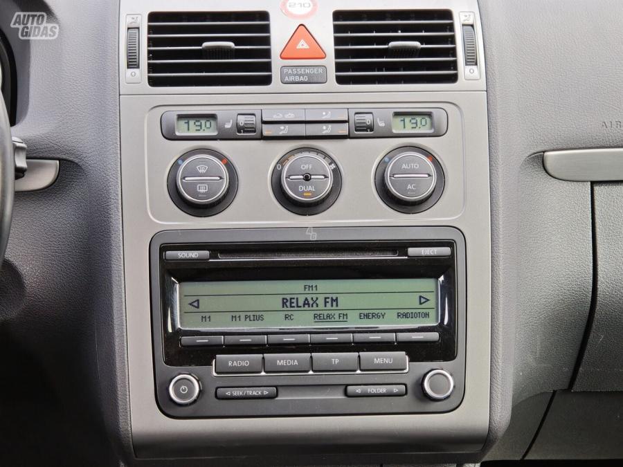 Pelēks Volkswagen Touran 2009 Viļņa, ar dzinēja tilpumu 1.40 L un nobraukumu 139 tūkst. km par 4100 €, foto 20 vietnē AUTOMOTO.COM.LV