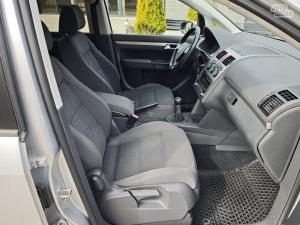Pelēks Volkswagen Touran 2009 Viļņa, ar dzinēja tilpumu 1.40 L un nobraukumu 139 tūkst. km par 4100 €, foto 22 vietnē AUTOMOTO.COM.LV