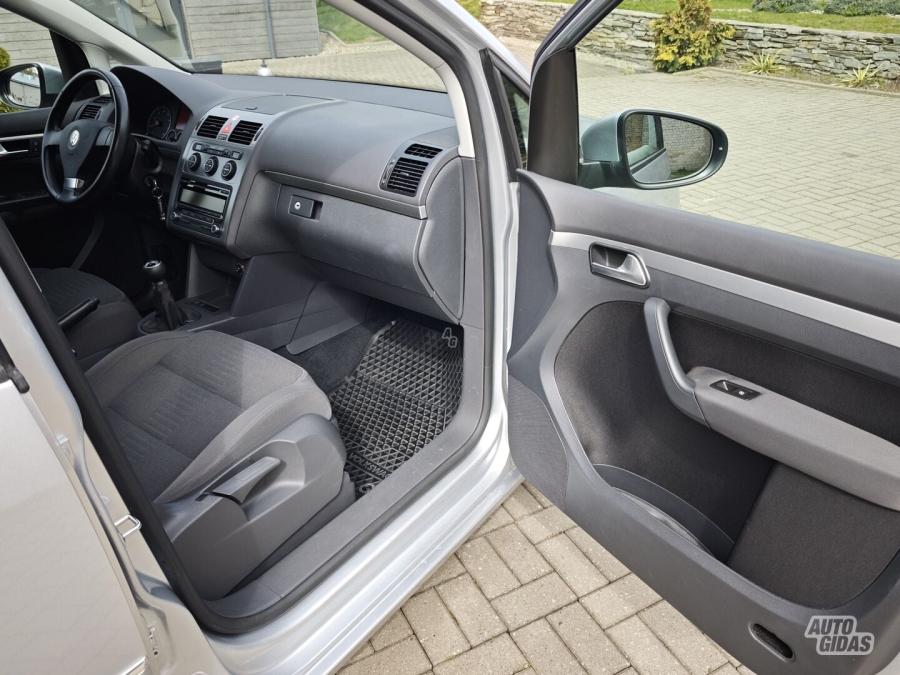 Pelēks Volkswagen Touran 2009 Viļņa, ar dzinēja tilpumu 1.40 L un nobraukumu 139 tūkst. km par 4100 €, foto 23 vietnē AUTOMOTO.COM.LV