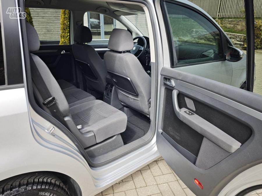 Pelēks Volkswagen Touran 2009 Viļņa, ar dzinēja tilpumu 1.40 L un nobraukumu 139 tūkst. km par 4100 €, foto 24 vietnē AUTOMOTO.COM.LV