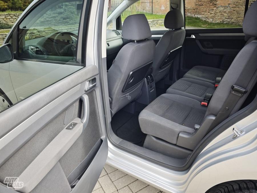 Pelēks Volkswagen Touran 2009 Viļņa, ar dzinēja tilpumu 1.40 L un nobraukumu 139 tūkst. km par 4100 €, foto 26 vietnē AUTOMOTO.COM.LV