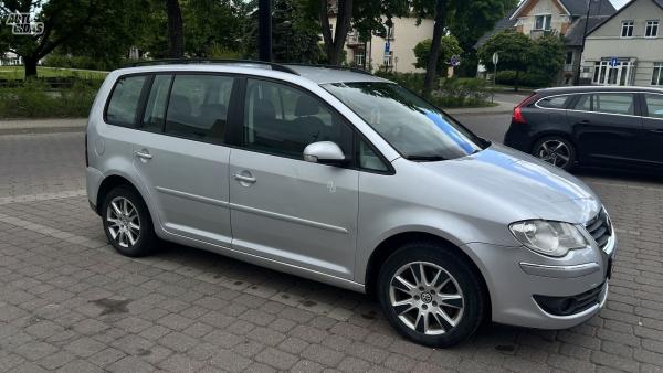 Pelēks Volkswagen Touran 2009 Utena, ar dzinēja tilpumu 2.00 L un nobraukumu 300 tūkst. km par 1999 €, foto 2 vietnē AUTOMOTO.COM.LV