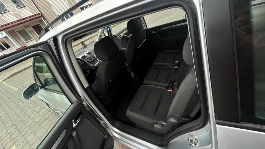 Grey Volkswagen Touran 2009 in Utena, with an engine capacity of 2.00 L and mileage of 300 thousand km for 1999 €, photo 8 on AUTOMOTO.COM.LV