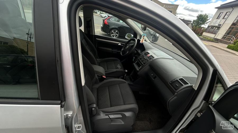 Grey Volkswagen Touran 2009 in Utena, with an engine capacity of 2.00 L and mileage of 300 thousand km for 1999 €, photo 10 on AUTOMOTO.COM.LV