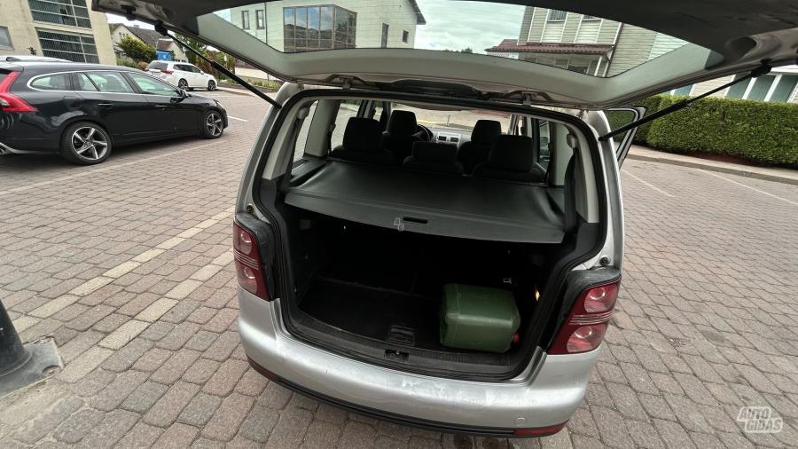 Grey Volkswagen Touran 2009 in Utena, with an engine capacity of 2.00 L and mileage of 300 thousand km for 1999 €, photo 16 on AUTOMOTO.COM.LV