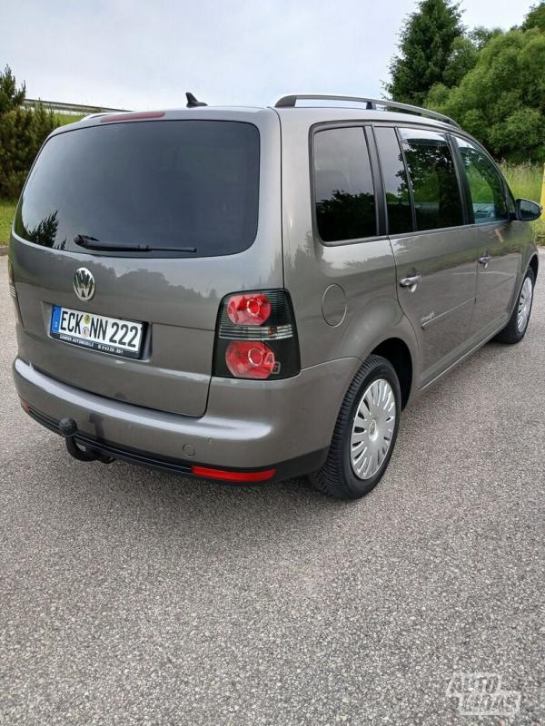 Grey Volkswagen Touran 2009 in Mazeikiai, with an engine capacity of 1.90 L and mileage of 271 thousand km for 4199 €, photo 10 on AUTOMOTO.COM.LV